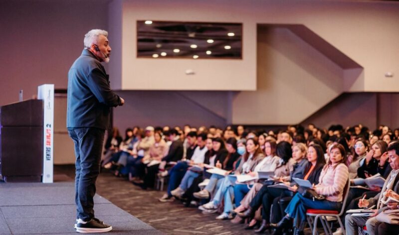CONFERENCISTA INTERNACIONAL ESTILO SANDRO MELENDEZ